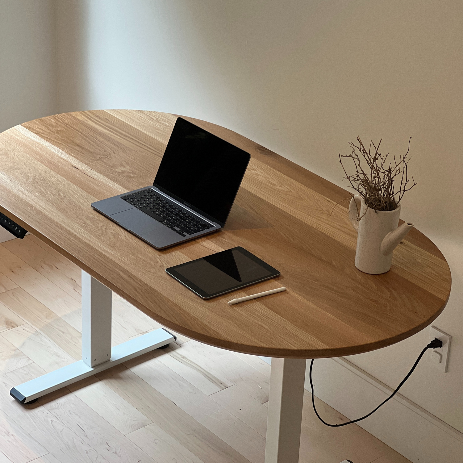 The Oblong Oval Standing Desk - Solid Wood, Adjustable, Customizable | ref.